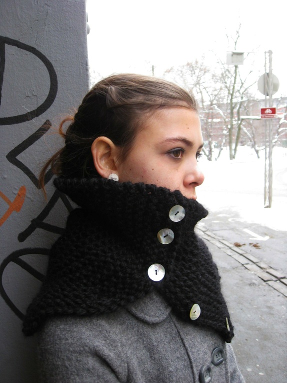 Sort hals med knapper - Epla